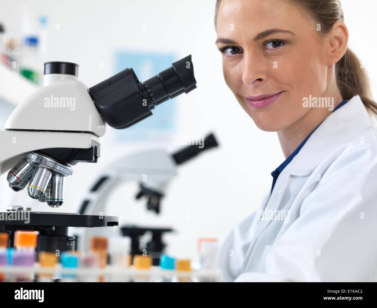 Female lab microscope hi-res stock photography and images - Alamy