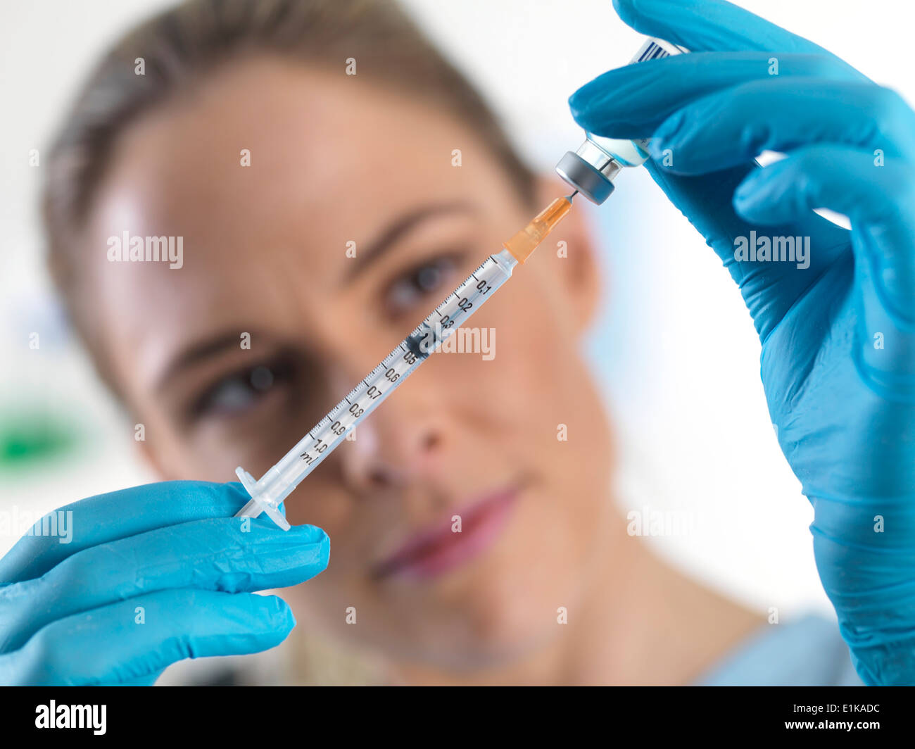 Female doctor holding injection Stock Photo - Alamy