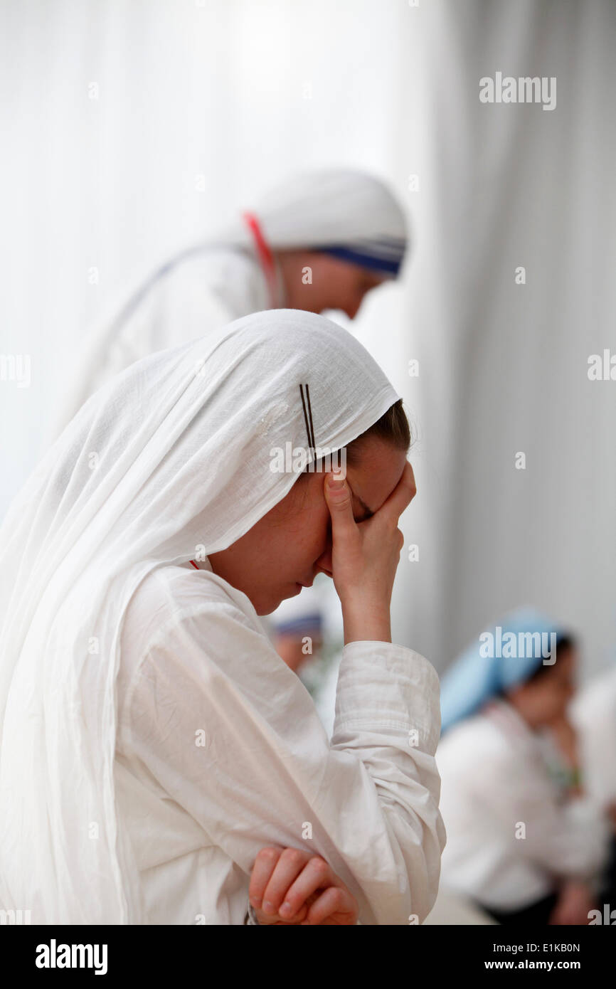 Roman catholic nun praying hi-res stock photography and images - Alamy