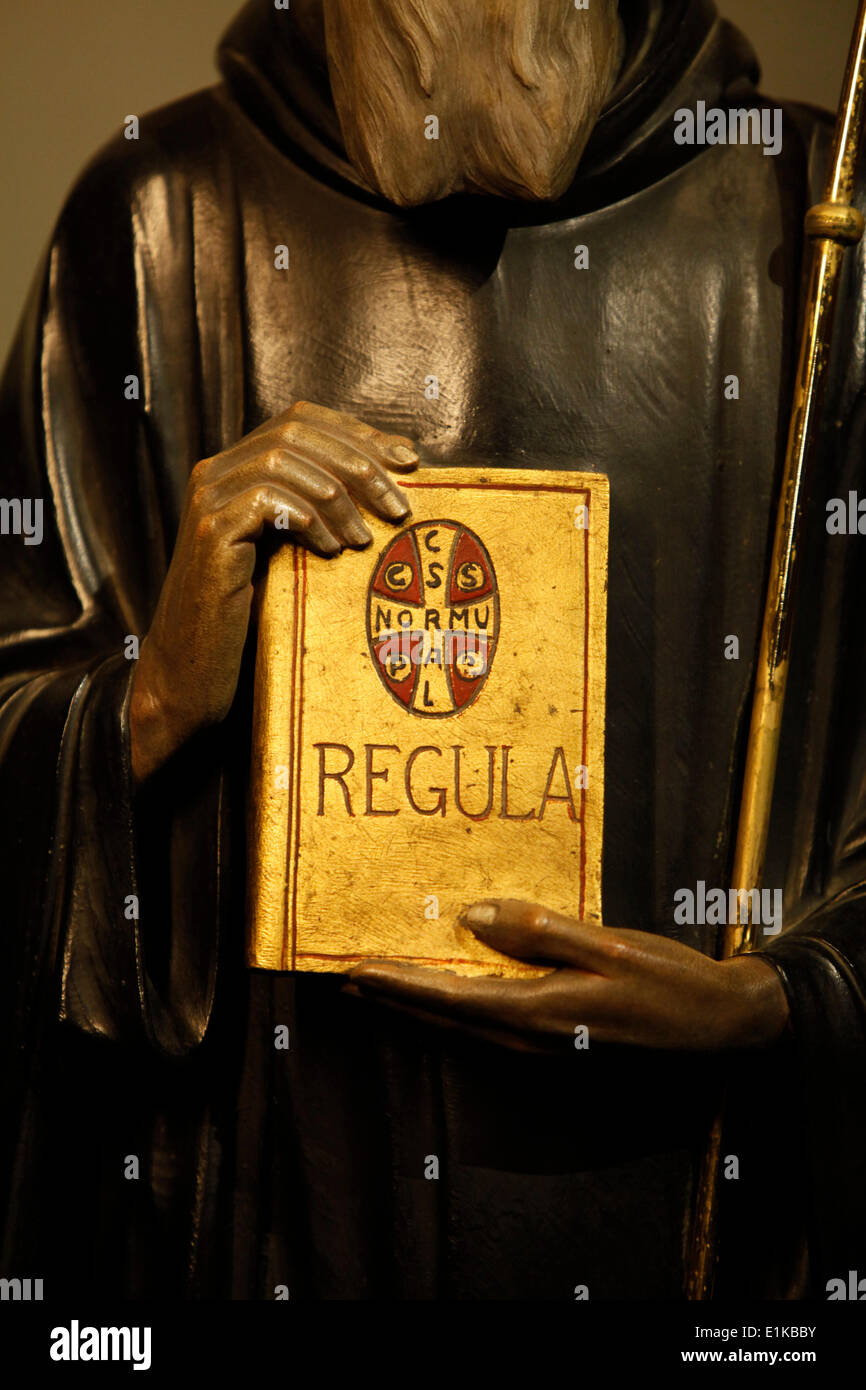 Monk statue in Barcelona cathedral Stock Photo - Alamy