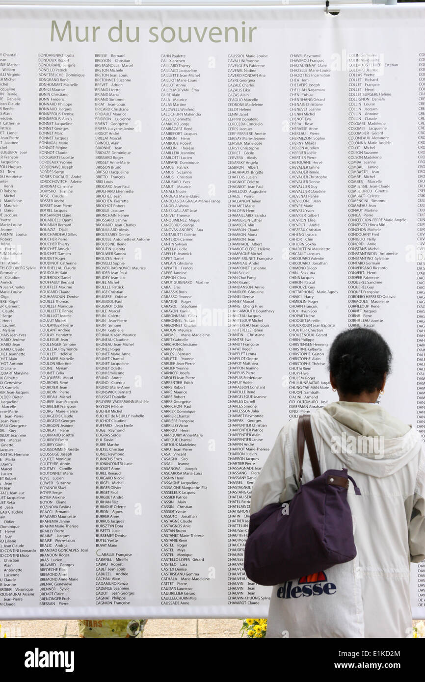 Wall of names in the P re Lachaise graveyard Stock Photo - Alamy