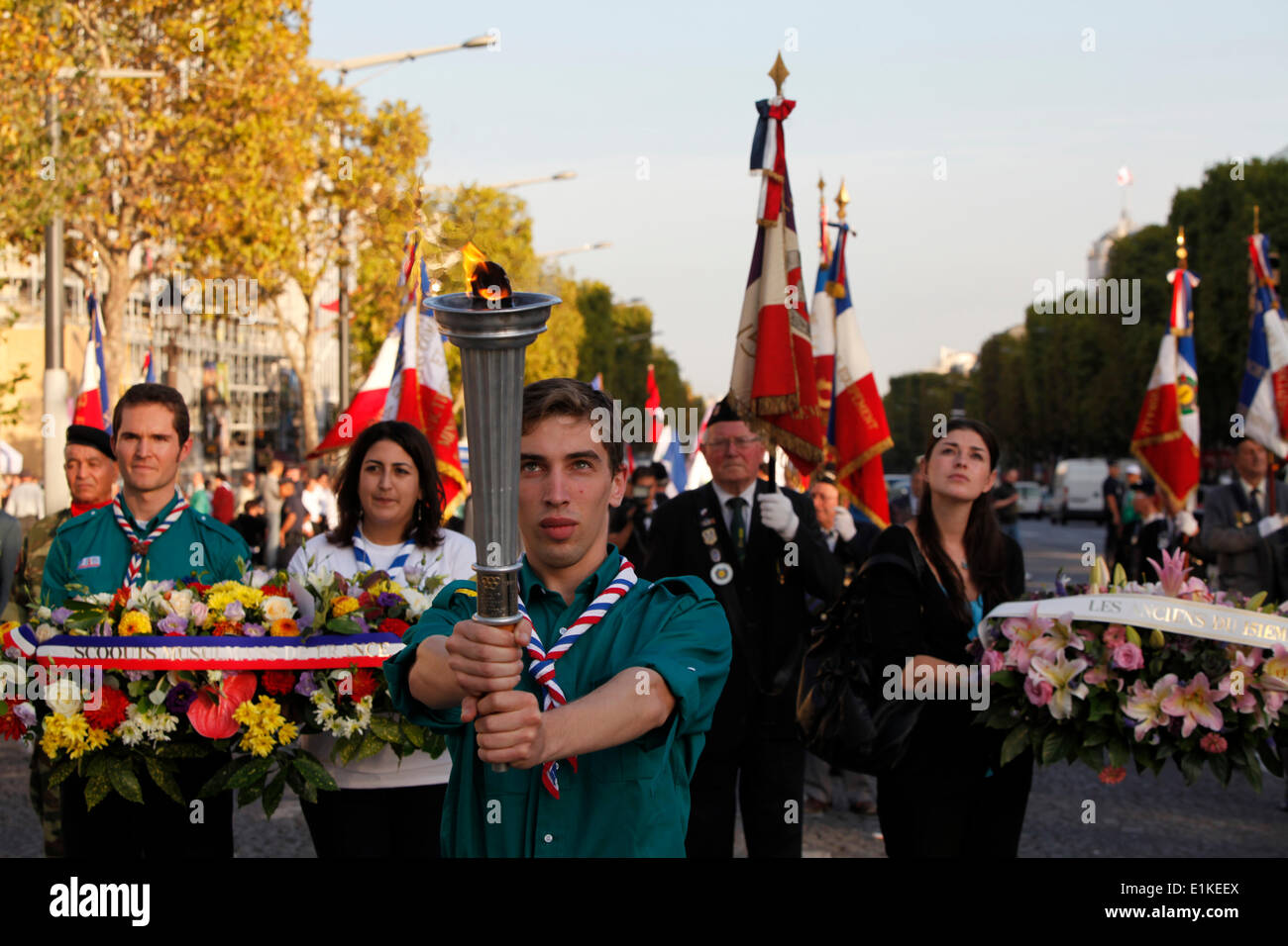 French Muslims carrying a torch to the Arch of Triumph Stock Photo - Alamy