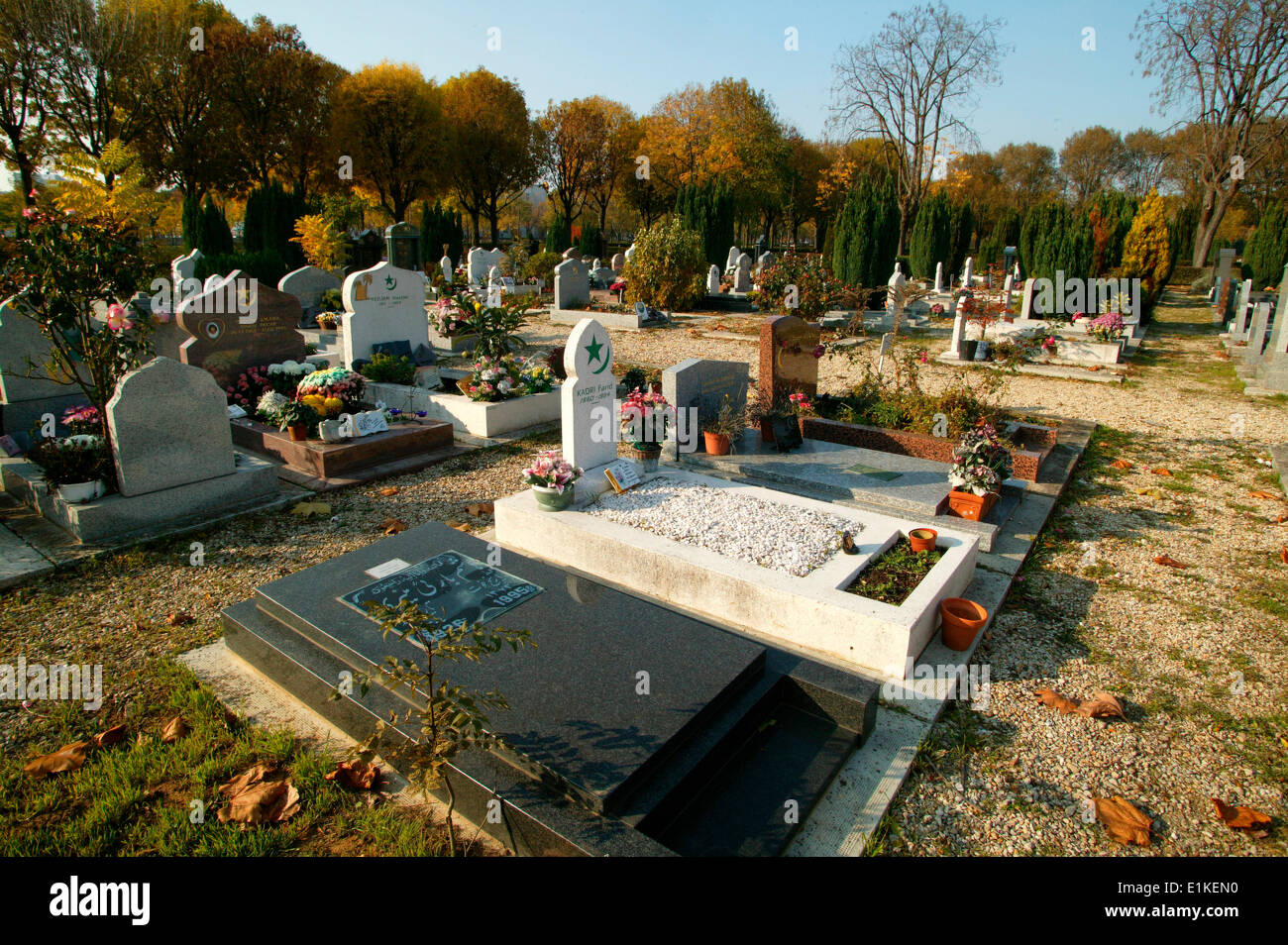 Muslim graveyard praying hi-res stock photography and images - Alamy