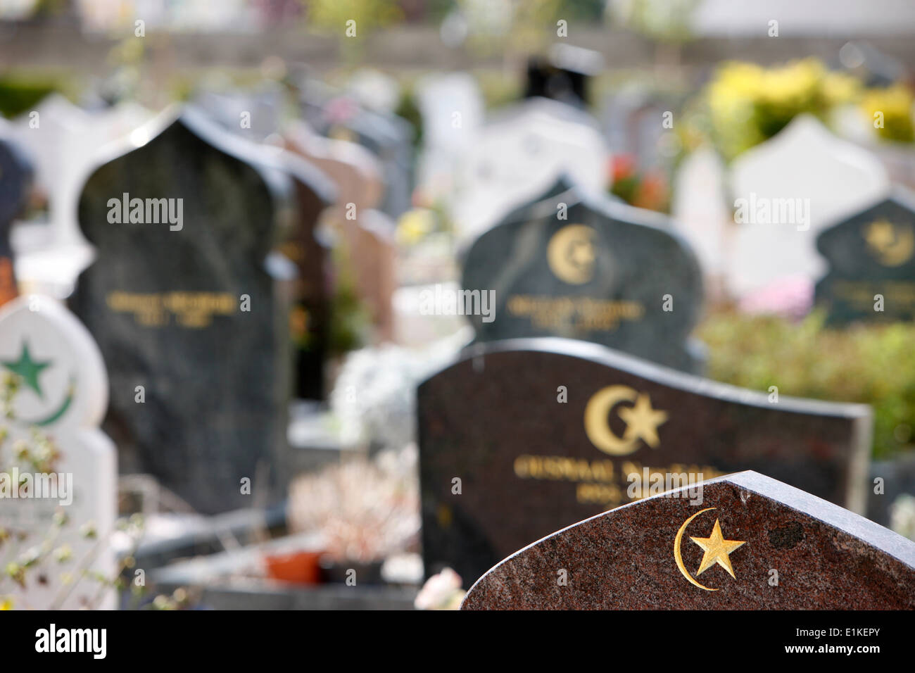 Muslim section of the Thiais graveyard Stock Photo - Alamy