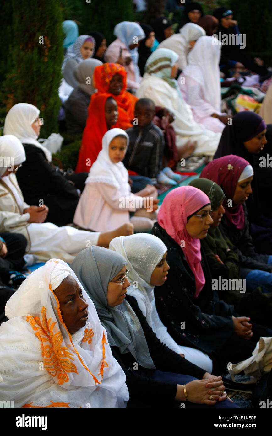 Muslims in the Paris Great Mosque on A•d El-Fitr festival Stock Photo ...