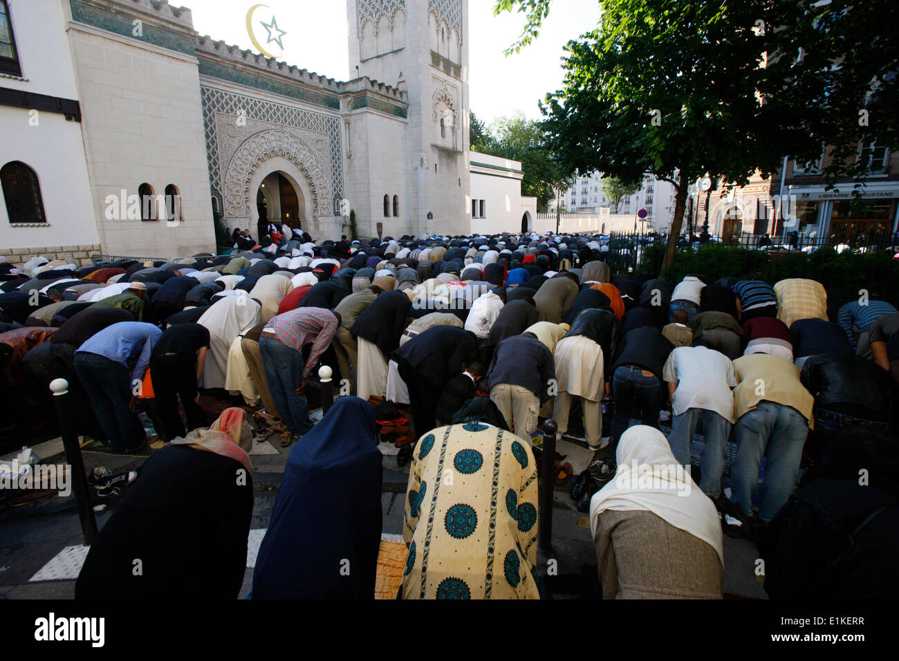 Muslims praying mosque hi-res stock photography and images - Alamy