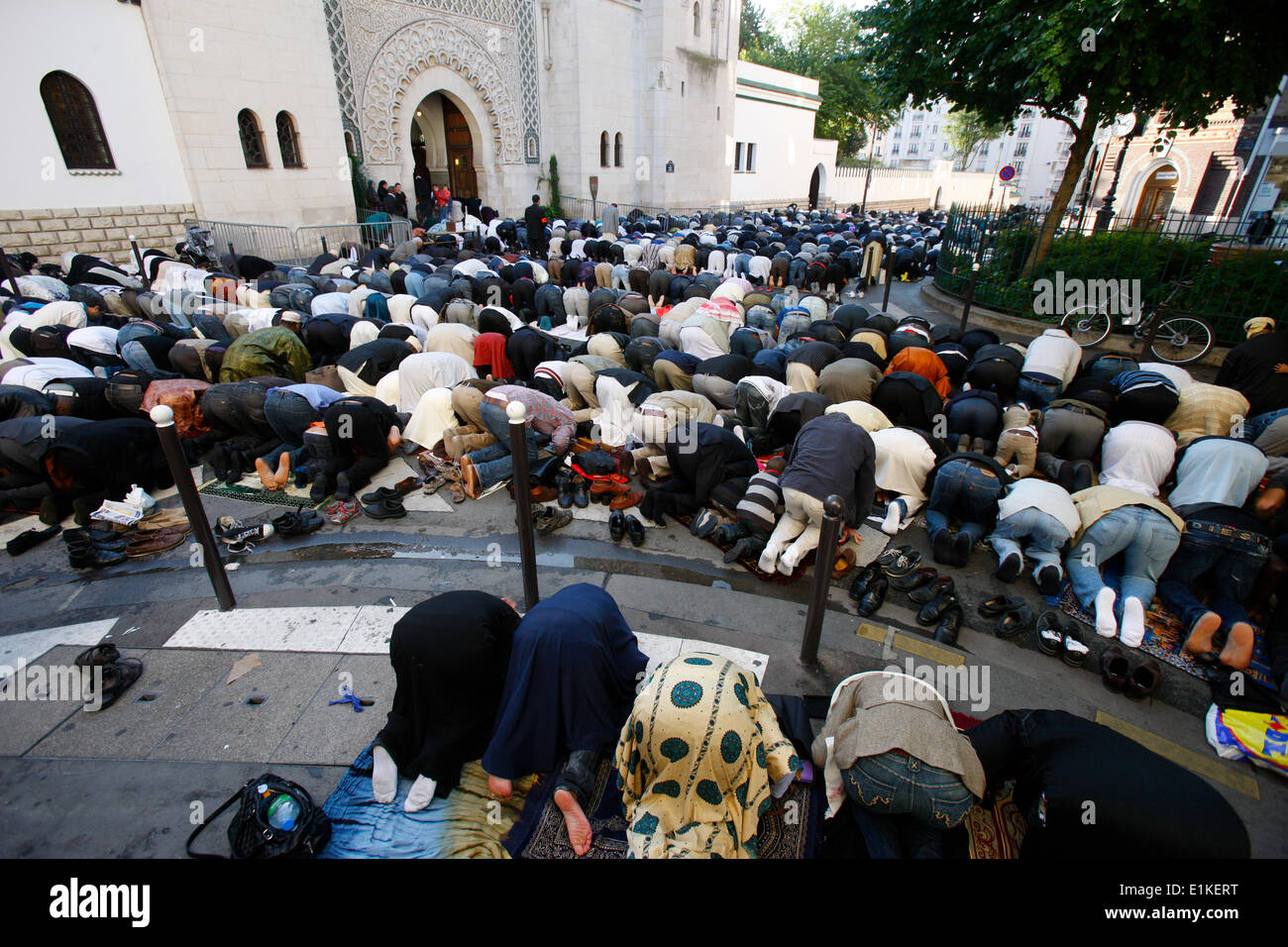 Muslims praying outside the Paris Great Mosque on A•d El-Fitr festival ...