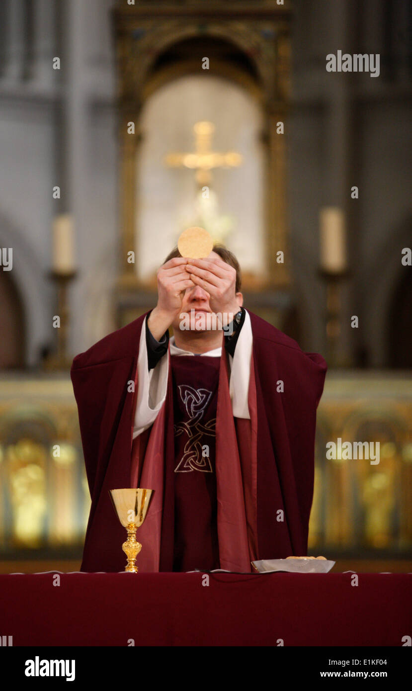 Eucharist at catholic mass Stock Photo - Alamy