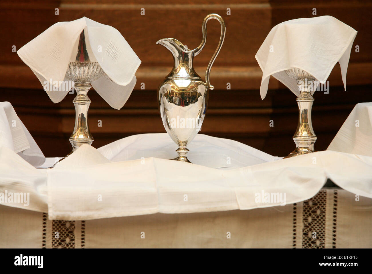 Protestant service (United Reformed church) : calices et ciboire Stock ...