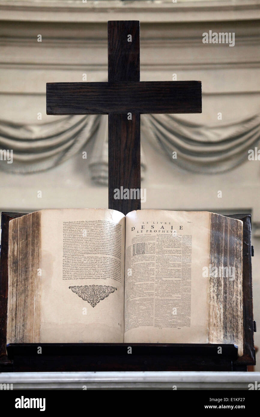 Cross & Bible in Le Marais reformed temple, Paris Stock Photo - Alamy