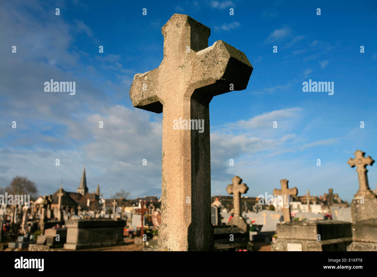 Cross in graveyard Stock Photo - Alamy