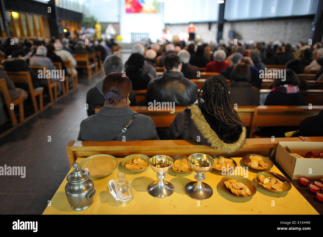 Catholic wafer hi-res stock photography and images - Alamy