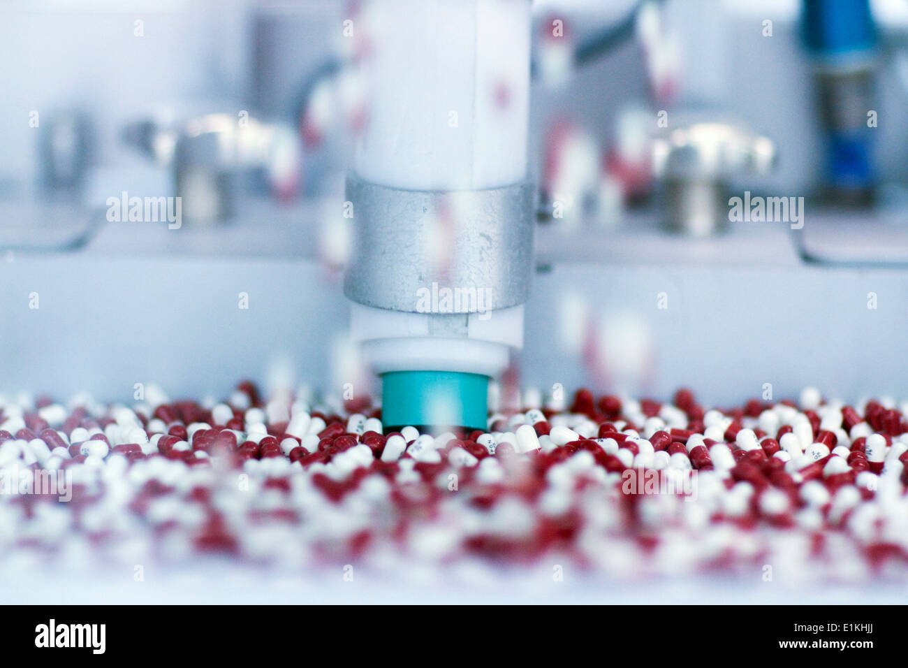 Pills production hi-res stock photography and images - Alamy