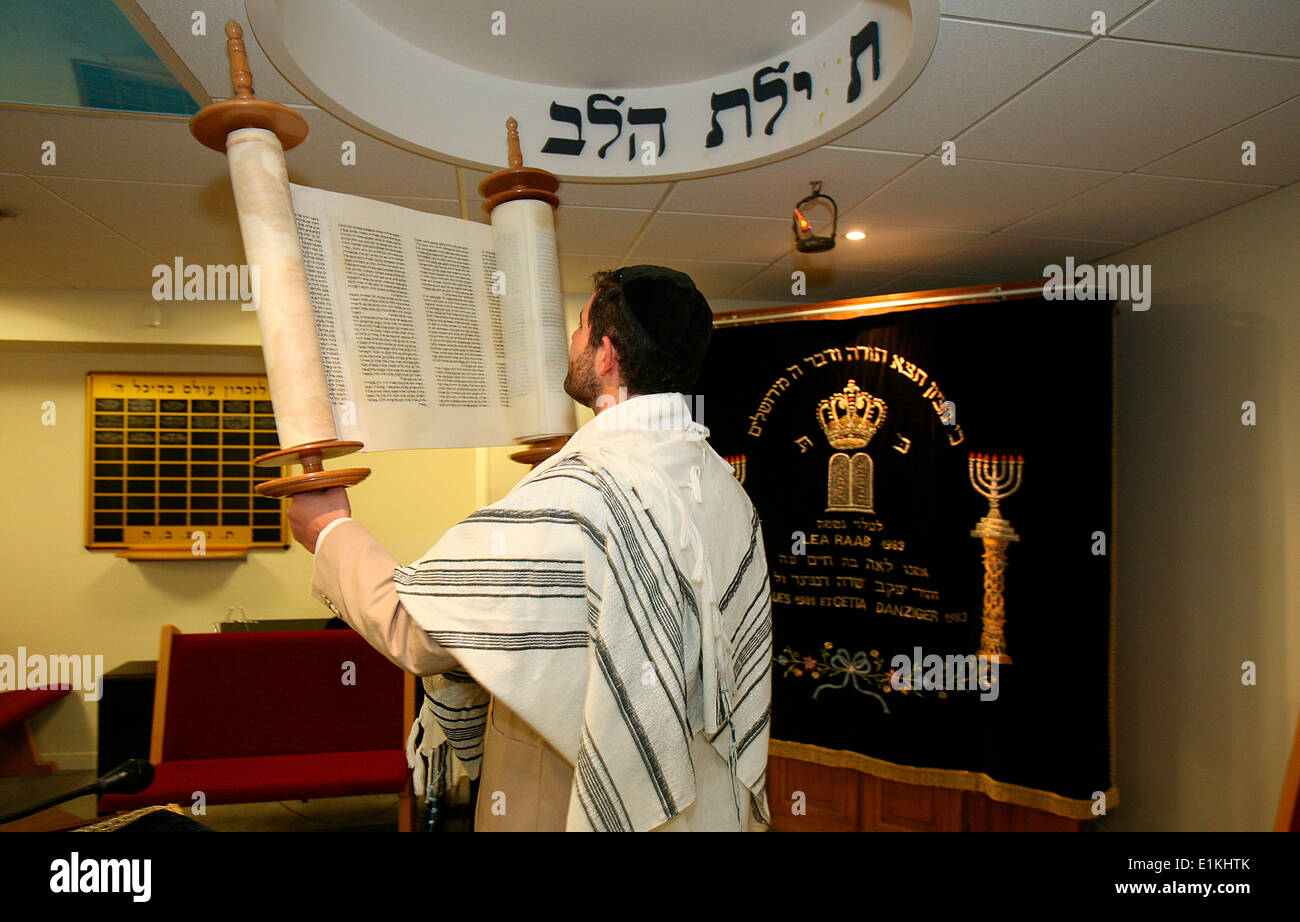 Rabbi torah hi-res stock photography and images - Alamy