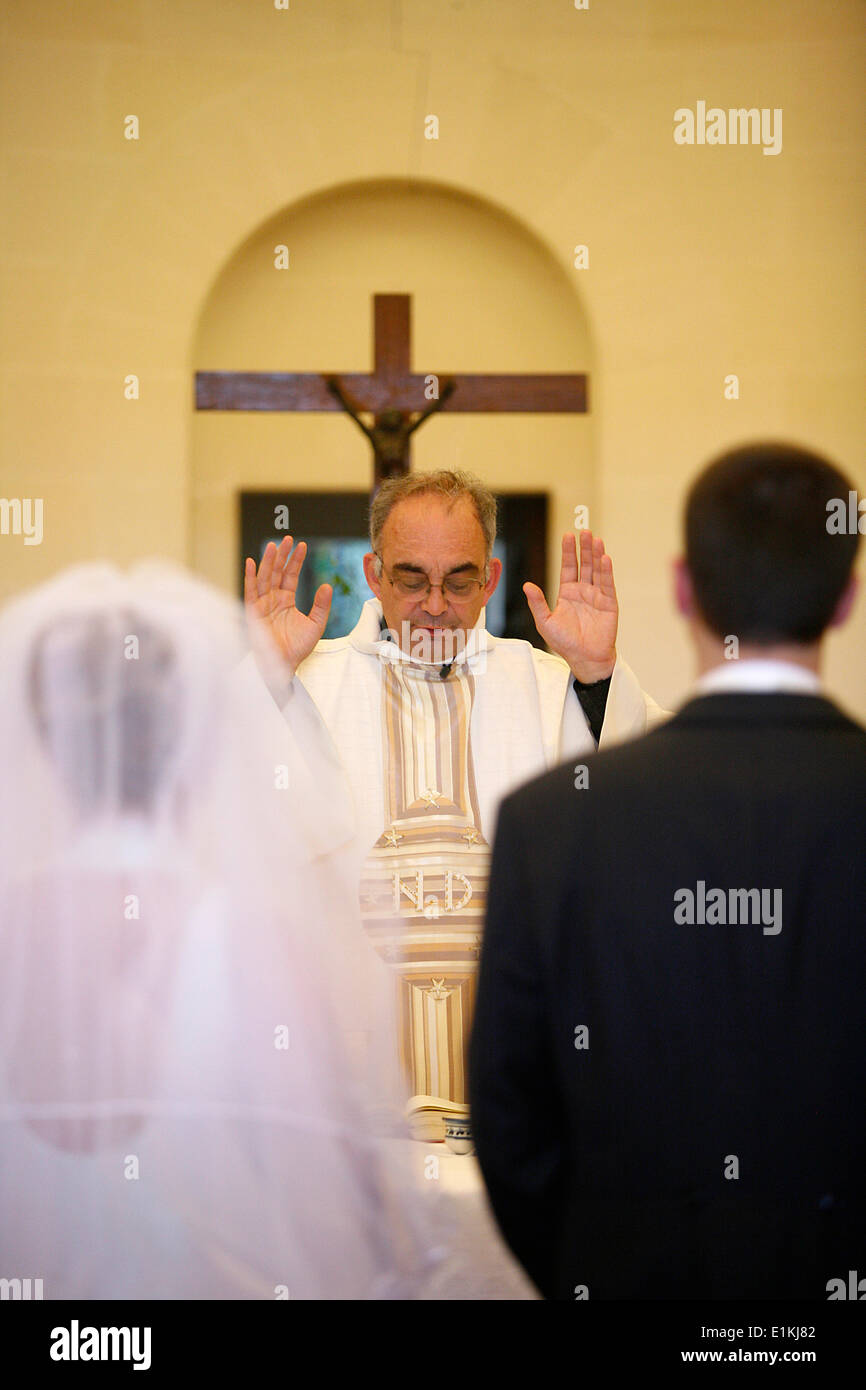 Catholic wedding priest hi-res stock photography and images - Alamy
