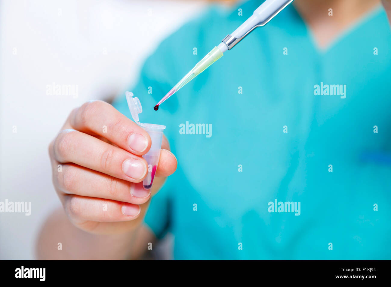 Hand holding pipette hi-res stock photography and images - Alamy