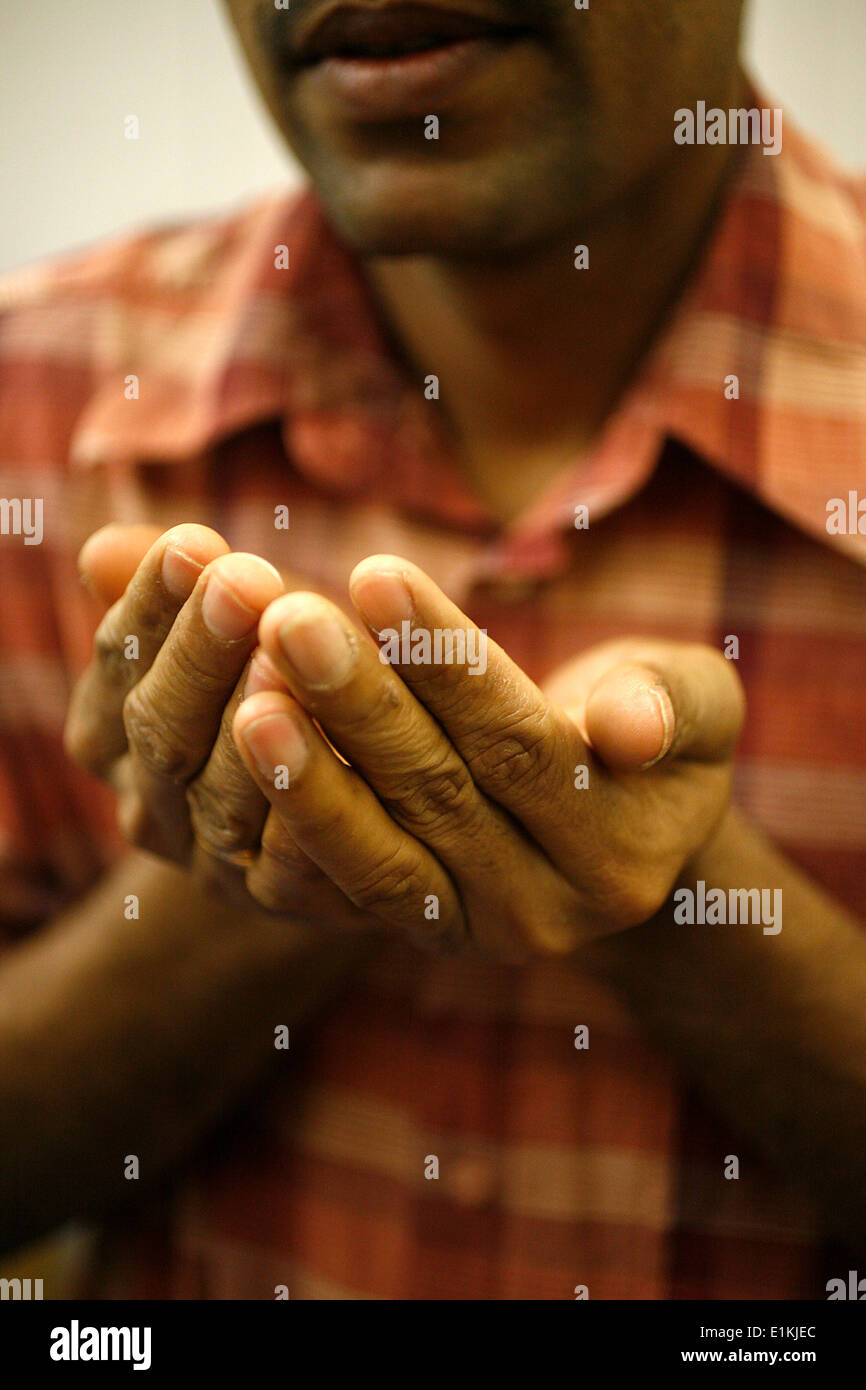 Hindu prayer in a Sri Lankan temple Stock Photo - Alamy