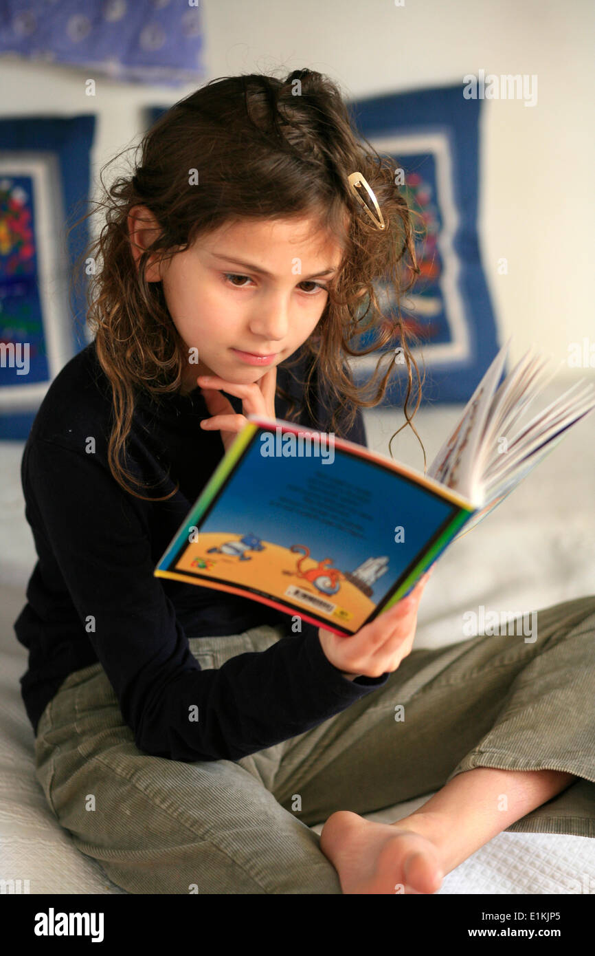 8-year old girl reading Stock Photo - Alamy