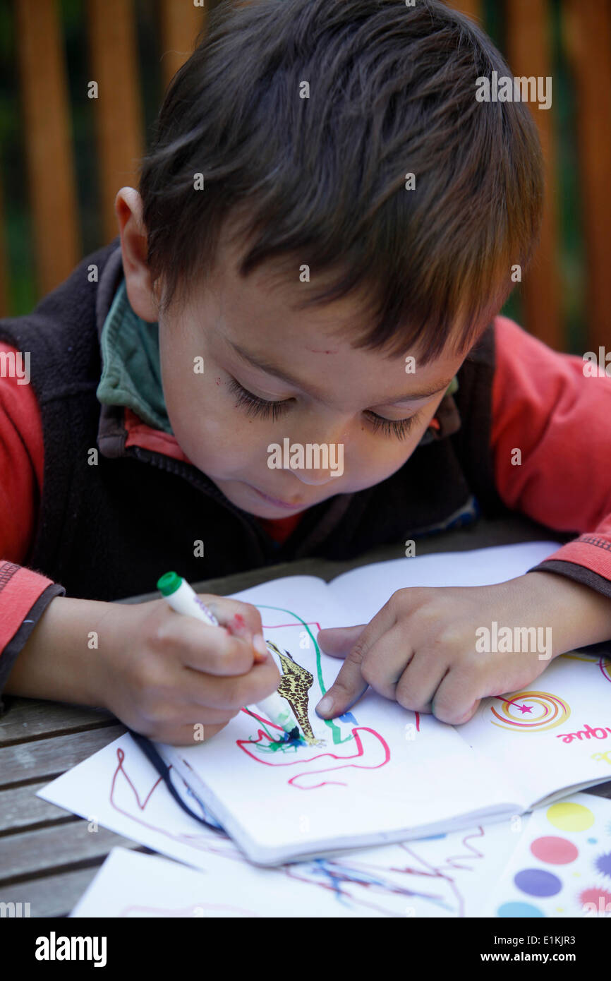 4 years old boy drawing hi-res stock photography and images - Alamy
