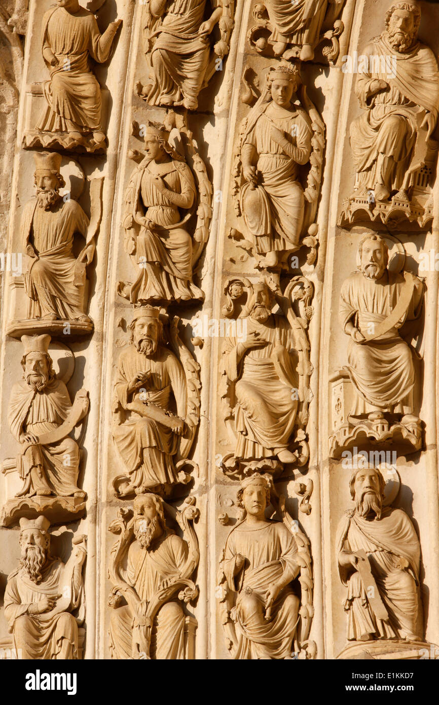 Notre-Dame de Chartres cathedral Gate sculptures Stock Photo - Alamy