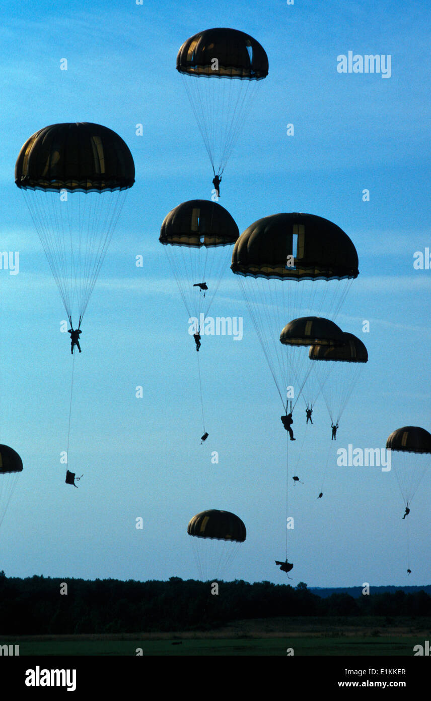 Parachutes hi-res stock photography and images - Alamy