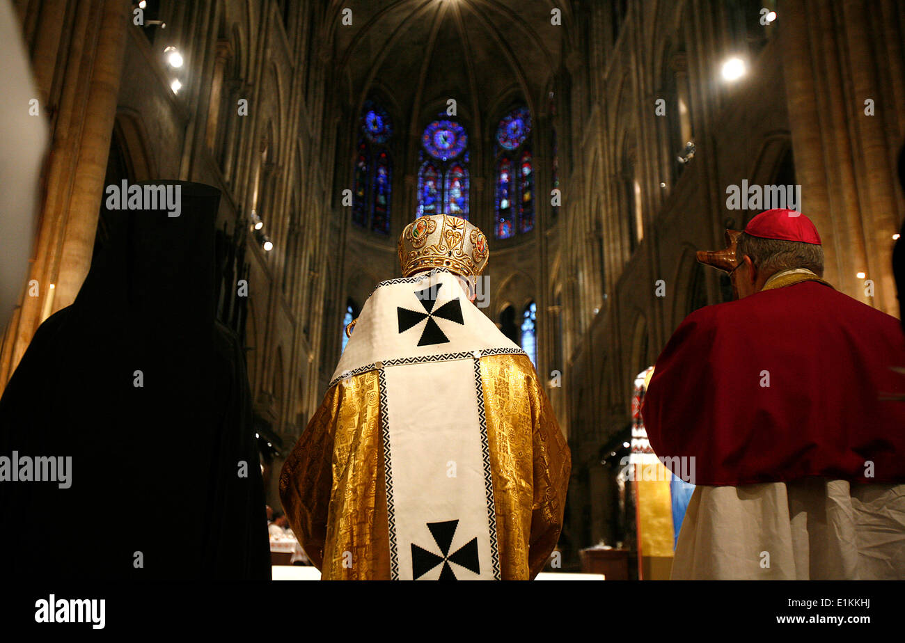 Oecumenical celebration in Paris cathedral Stock Photo - Alamy
