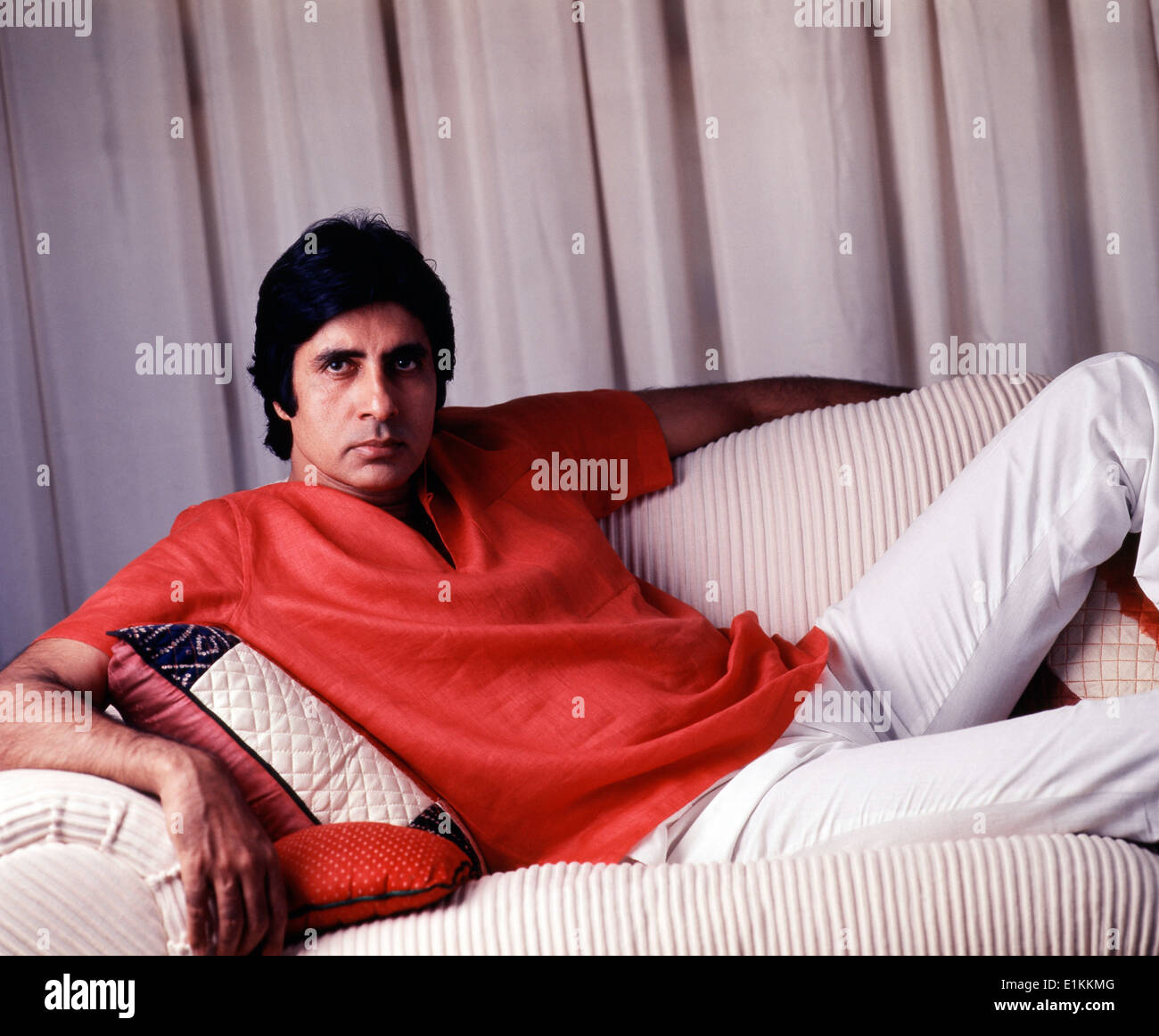 Sitting fame celebrities looking at camera hi-res stock photography and ...