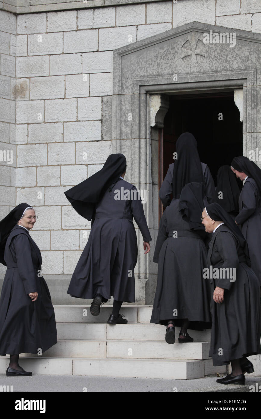 Roman catholic nuns hi-res stock photography and images - Alamy