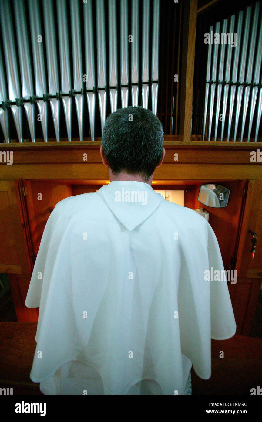 Church organ player hi-res stock photography and images - Alamy