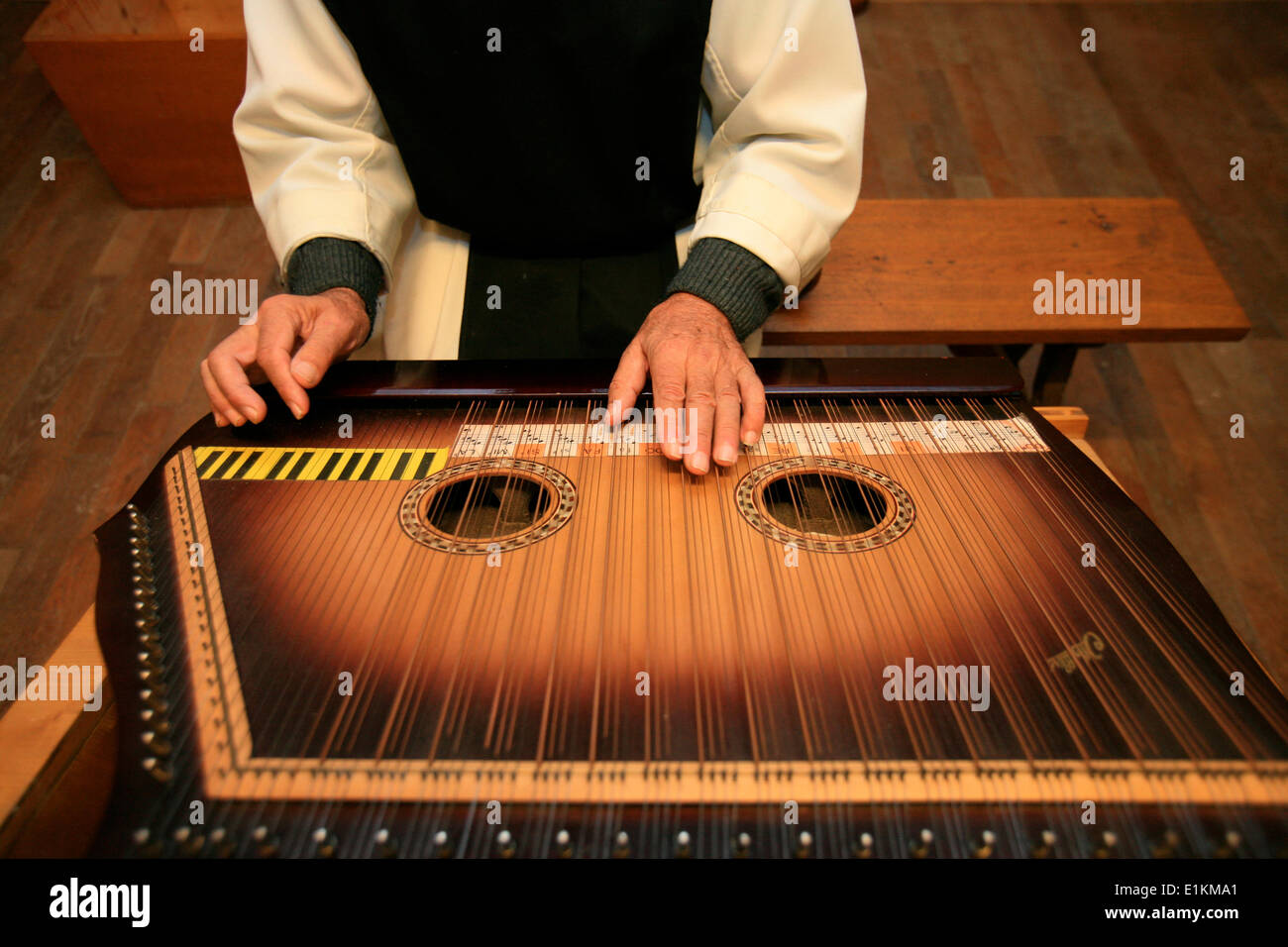 People playing medieval music hi-res stock photography and images - Alamy