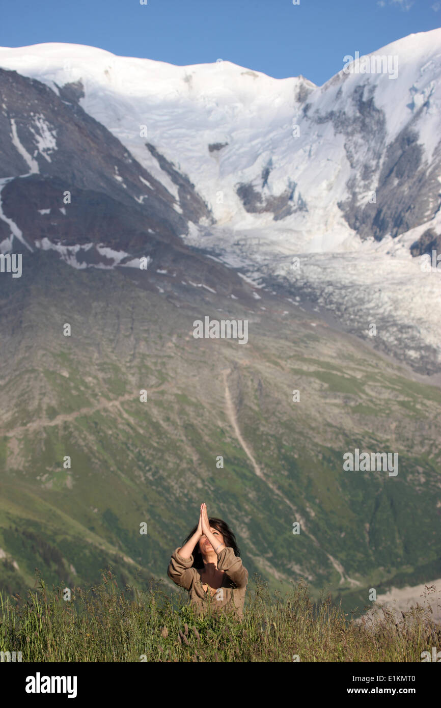 Woman praying outside Stock Photo - Alamy