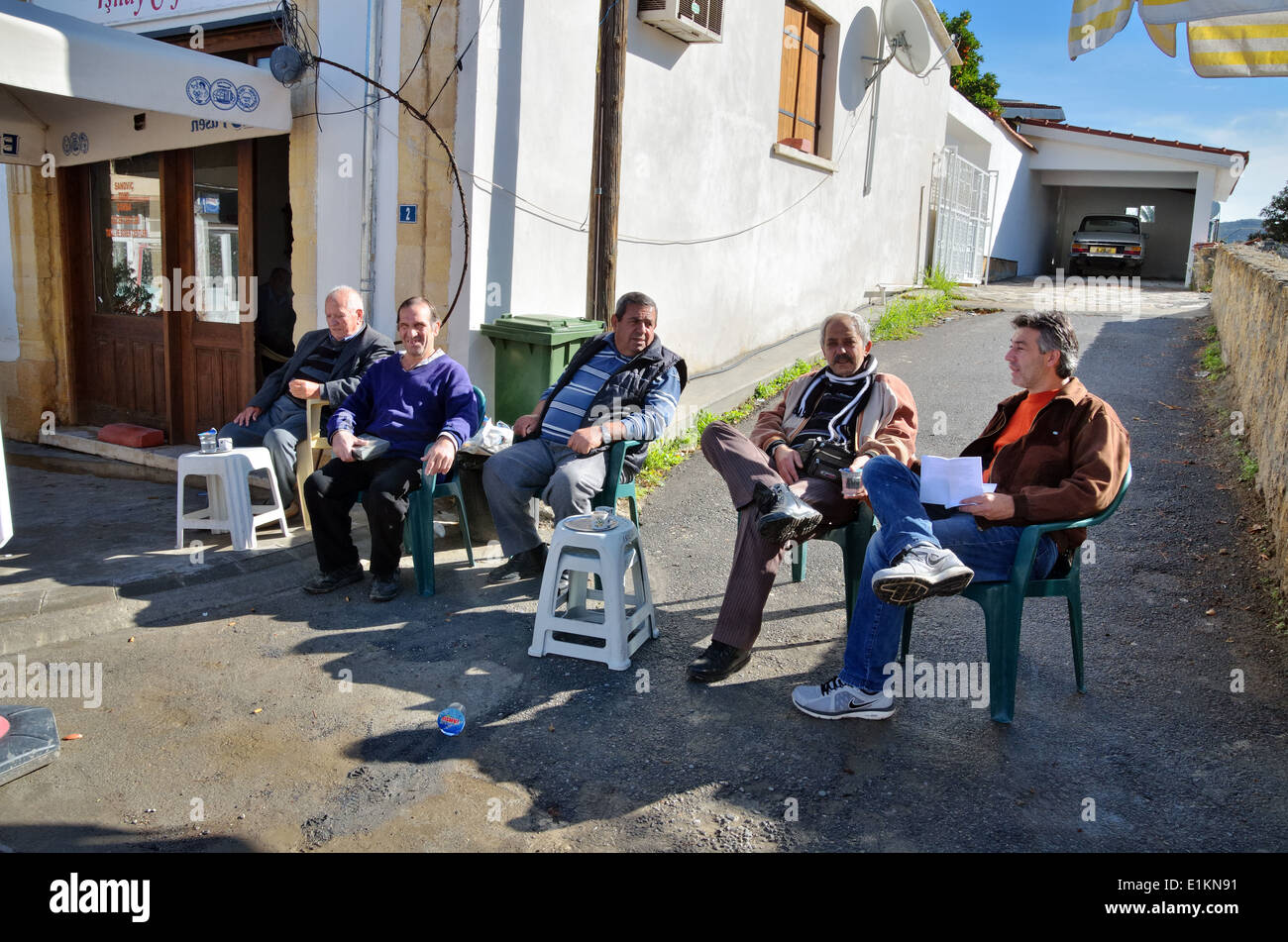 Group local senior sitting hi-res stock photography and images - Alamy