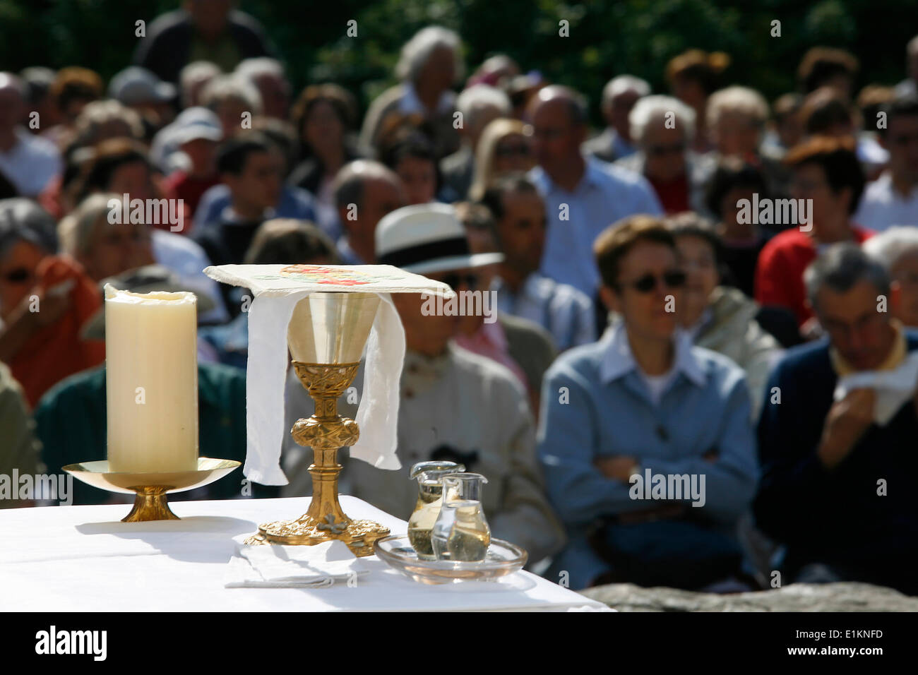 Outdoor catholic mass hi-res stock photography and images - Alamy