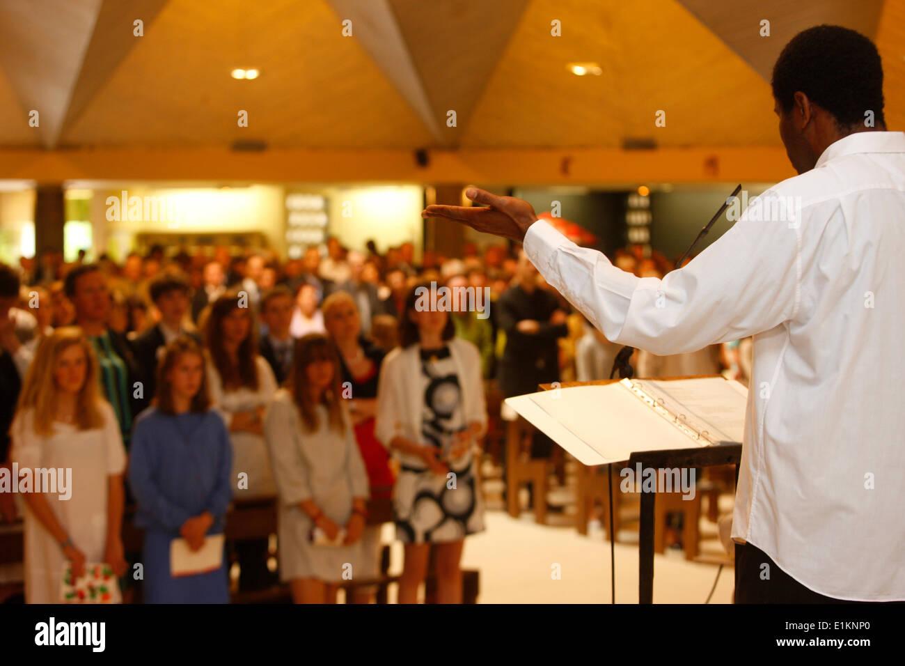 Singing church hi-res stock photography and images - Alamy