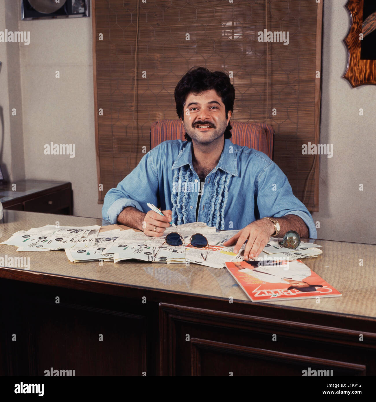 Famous actor holding camera hi-res stock photography and images - Alamy