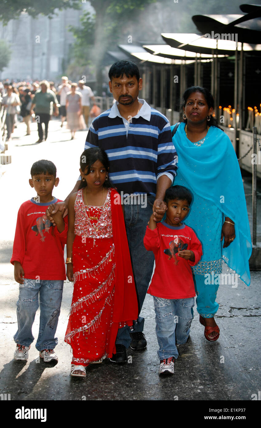 Tamil family hi-res stock photography and images - Alamy