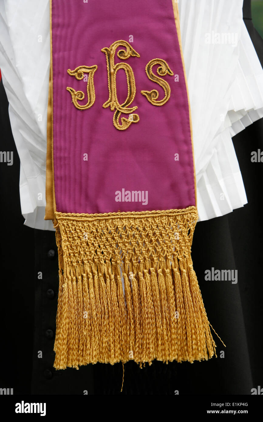 Priests chasuble hi-res stock photography and images - Alamy