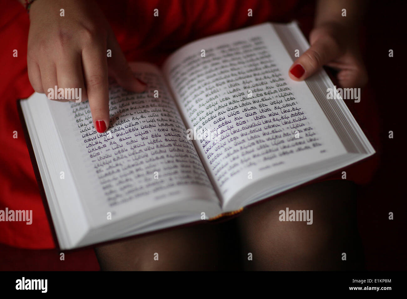 Religious jewish woman reading hi-res stock photography and images - Alamy