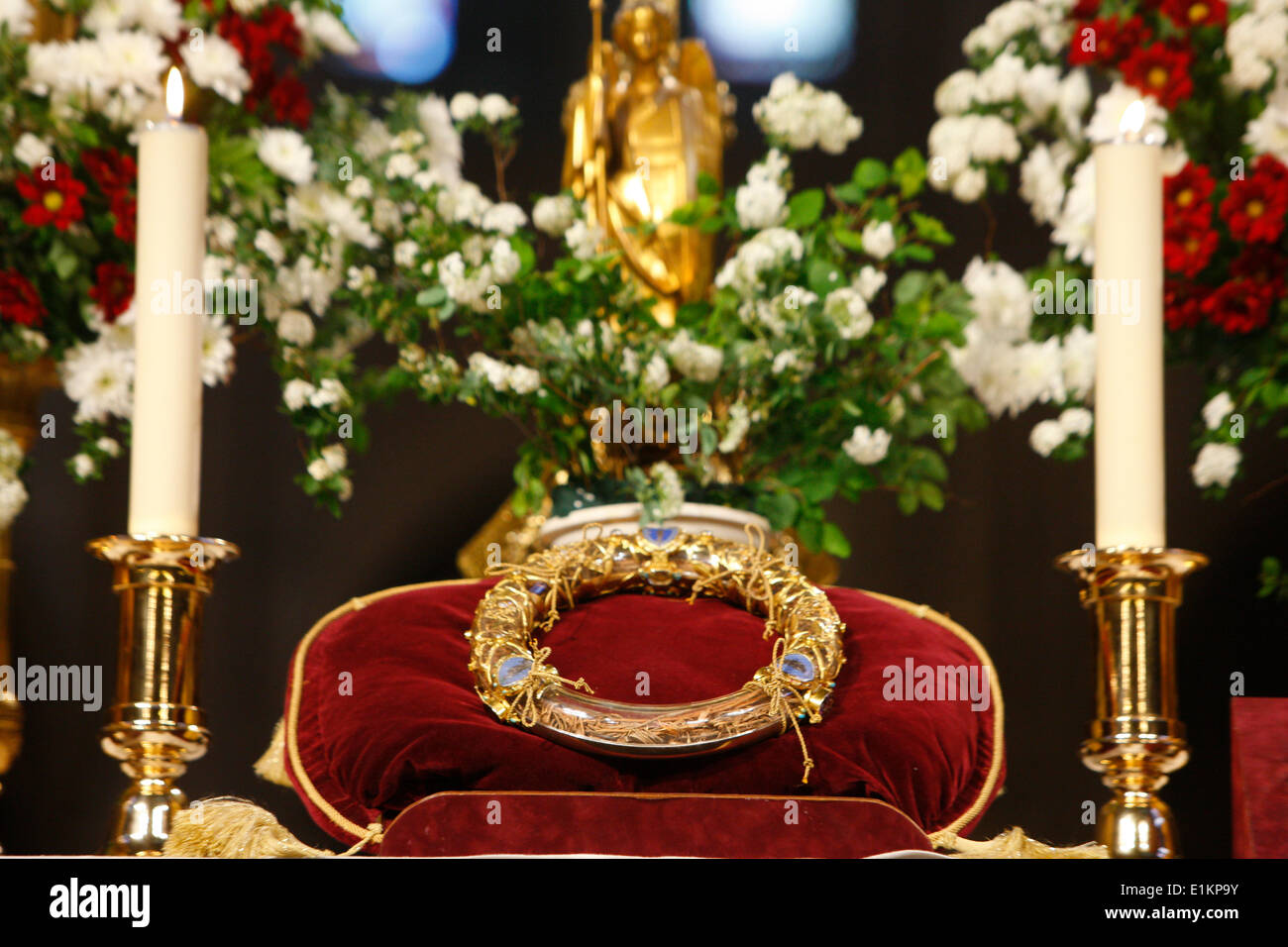 ChristÕs Passion relics at Notre Dame cathedral. The Crown of Thorns ...