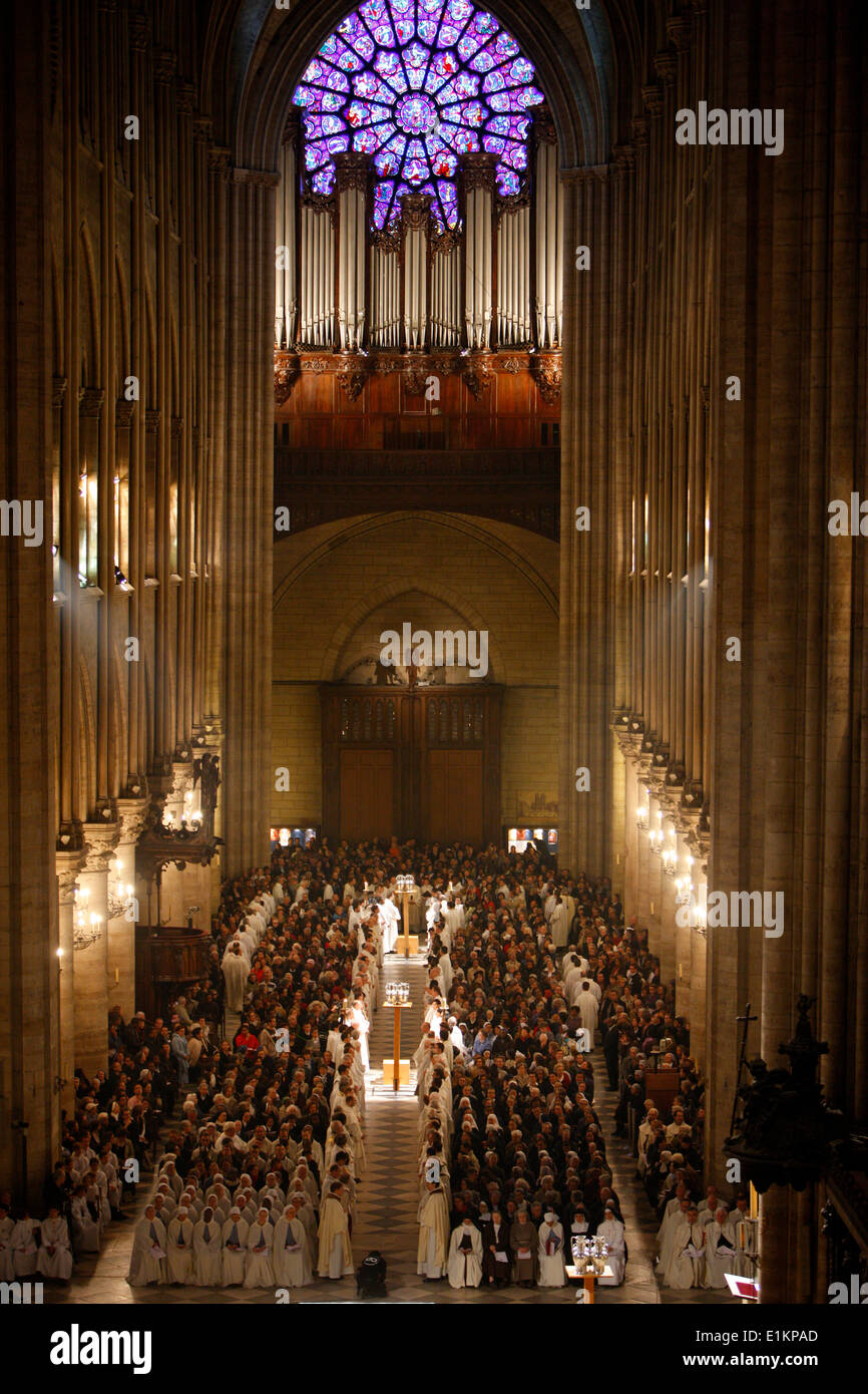Easter Wednesday celebration in Notre Dame cathedral Stock Photo - Alamy