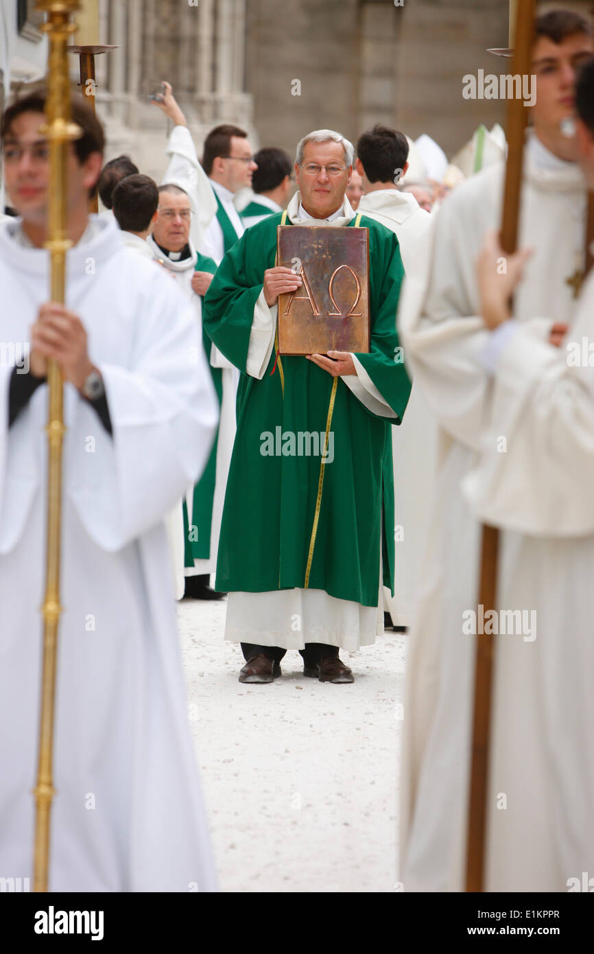 Procession into Notre Dame de Paris cathedral Stock Photo - Alamy