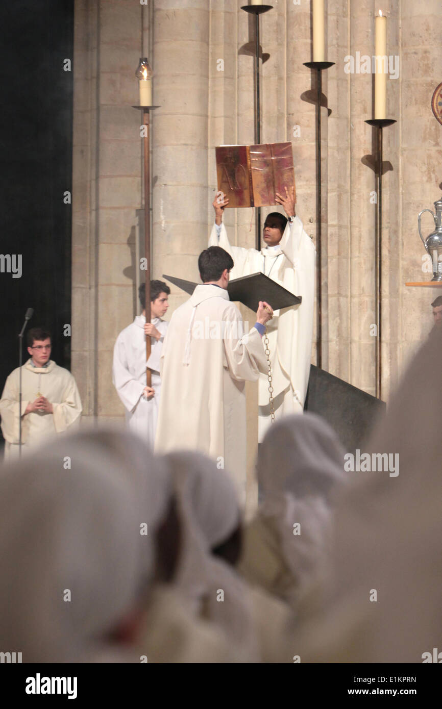 Easter wednesday celebration in Notre Dame cathedral, paris Stock Photo ...