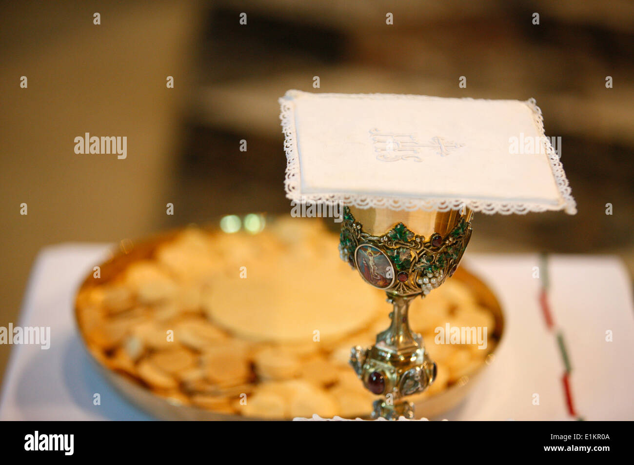 Chalice and host hi-res stock photography and images - Alamy