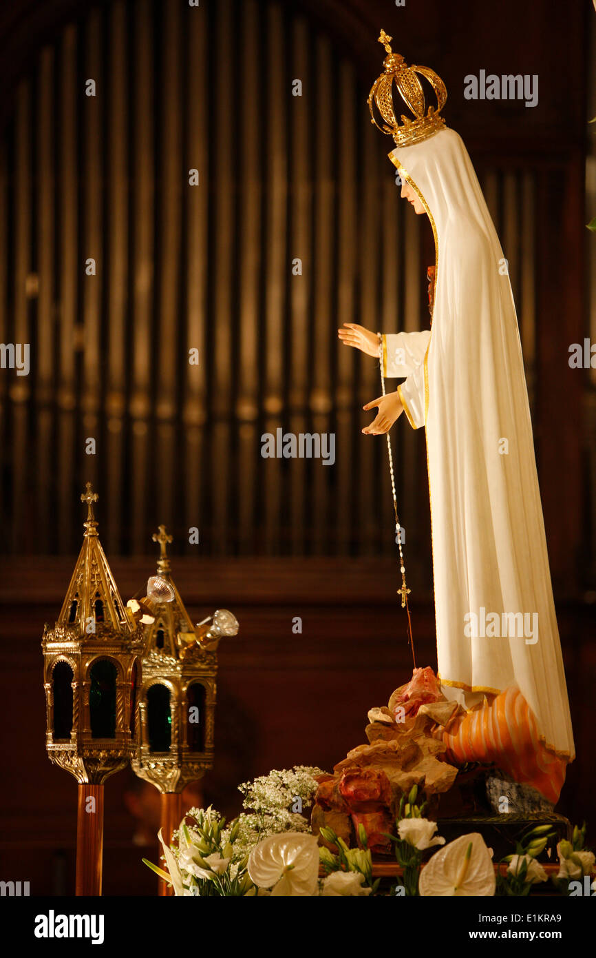 Fatima pilgrims' Virgin statue Stock Photo - Alamy