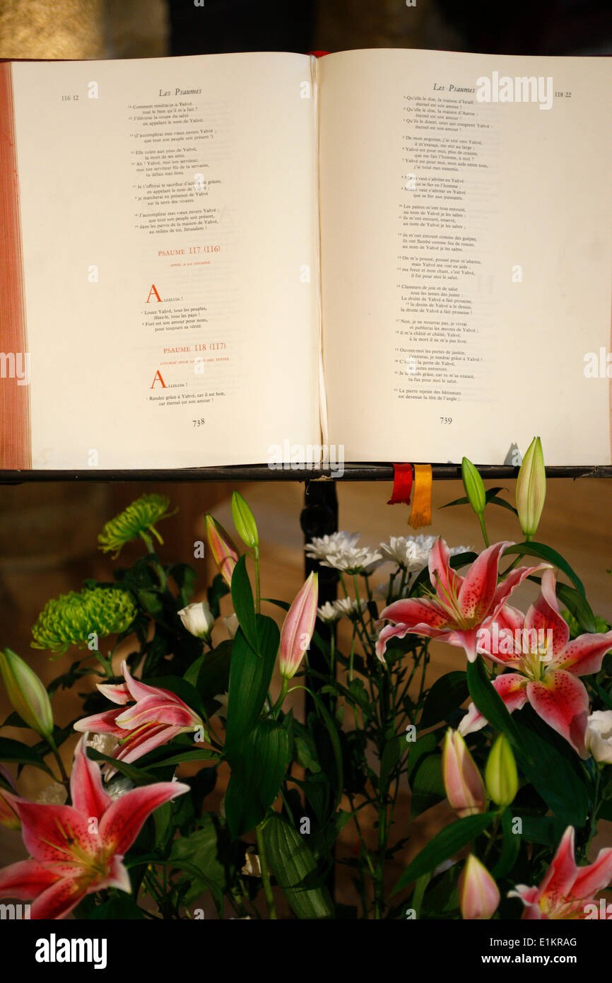 Bible and flowers Stock Photo - Alamy