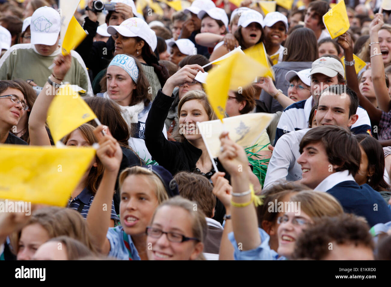 Woman cheering crowd hi-res stock photography and images - Alamy