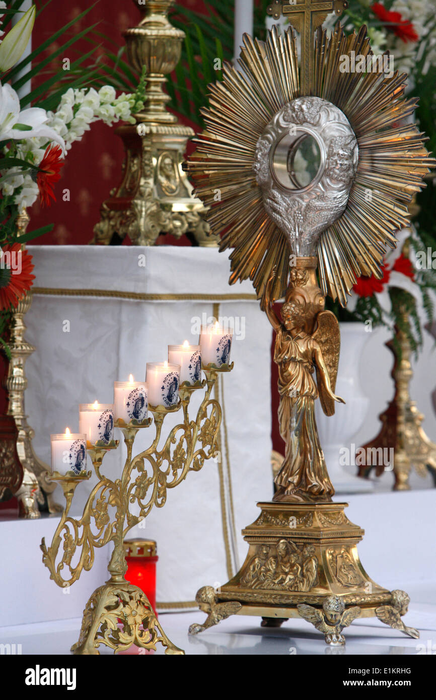 Traditionalist catholic pilgrimage Holy sacrament Stock Photo - Alamy