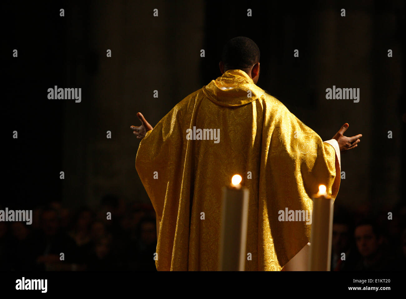 Catholic celebration in Amiens cathedral Stock Photo - Alamy