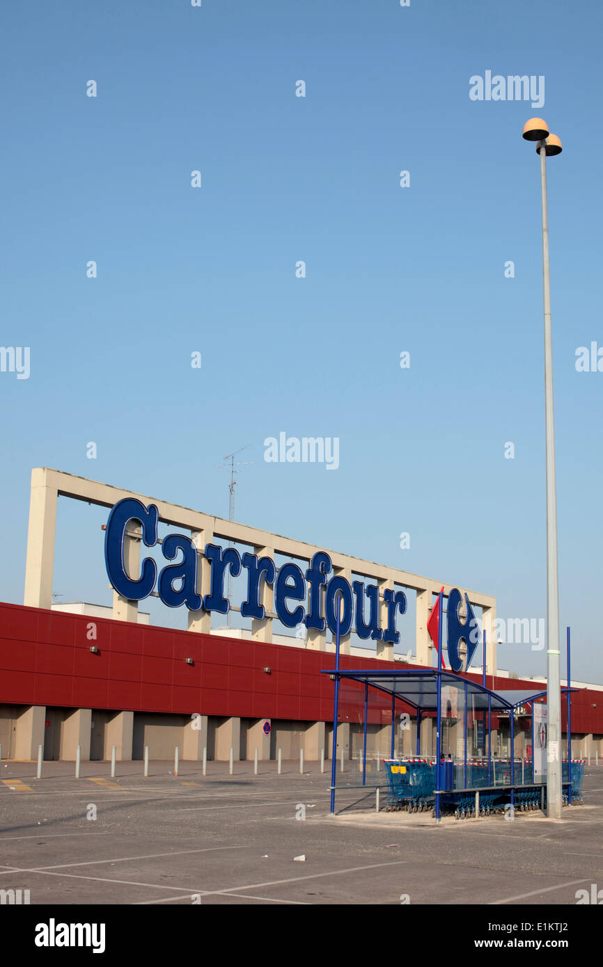 European supermarket hi-res stock photography and images - Alamy