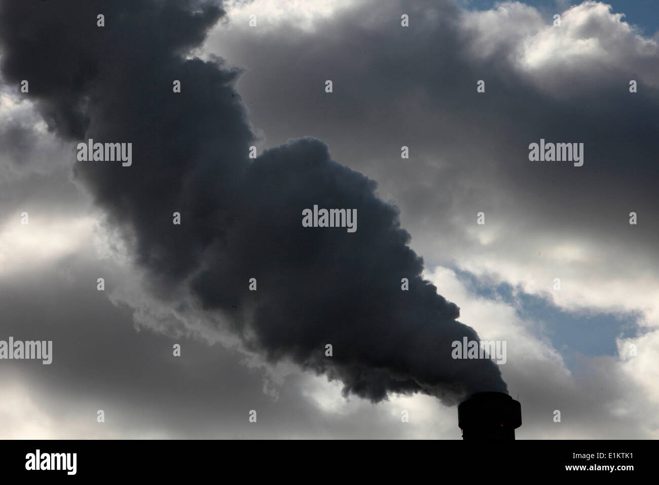Black smoke factory hi-res stock photography and images - Alamy
